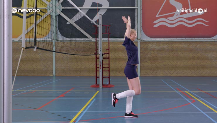 W-tjes, staand op één been 2 x 3 x 5 herhalingen - VolleyVeilig